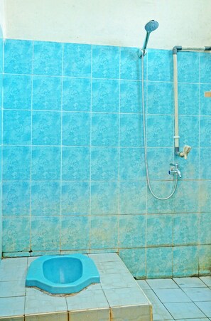 Quarto Twin | Casa de banho | Um polibã, toalhas fornecidas 
