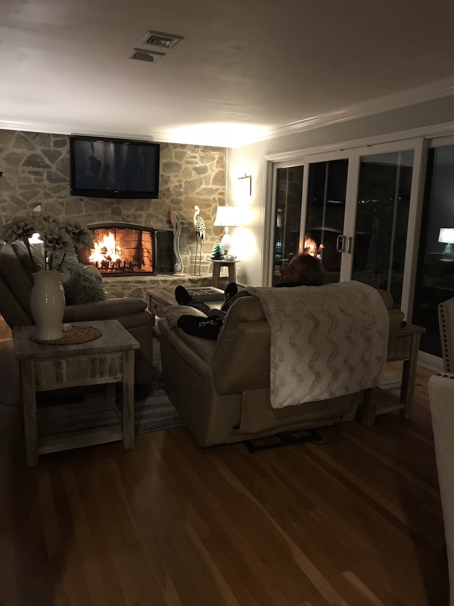 The Tequila Sunrise House Is A Beautiful Waterfront 5 Bedroom Home - Berkley, MA