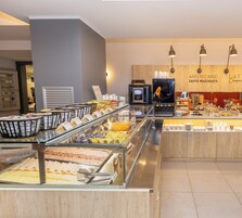 Pequeno-almoço tipo buffet diário (6 EUR por pessoa) 