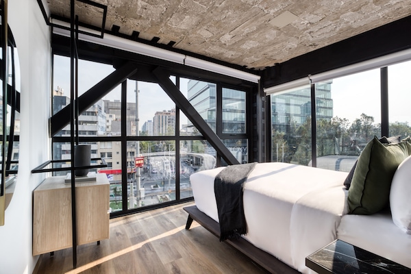 Urban Two-Bedroom Apartment | 1 quarto, roupa de alta qualidade, cofre no quarto