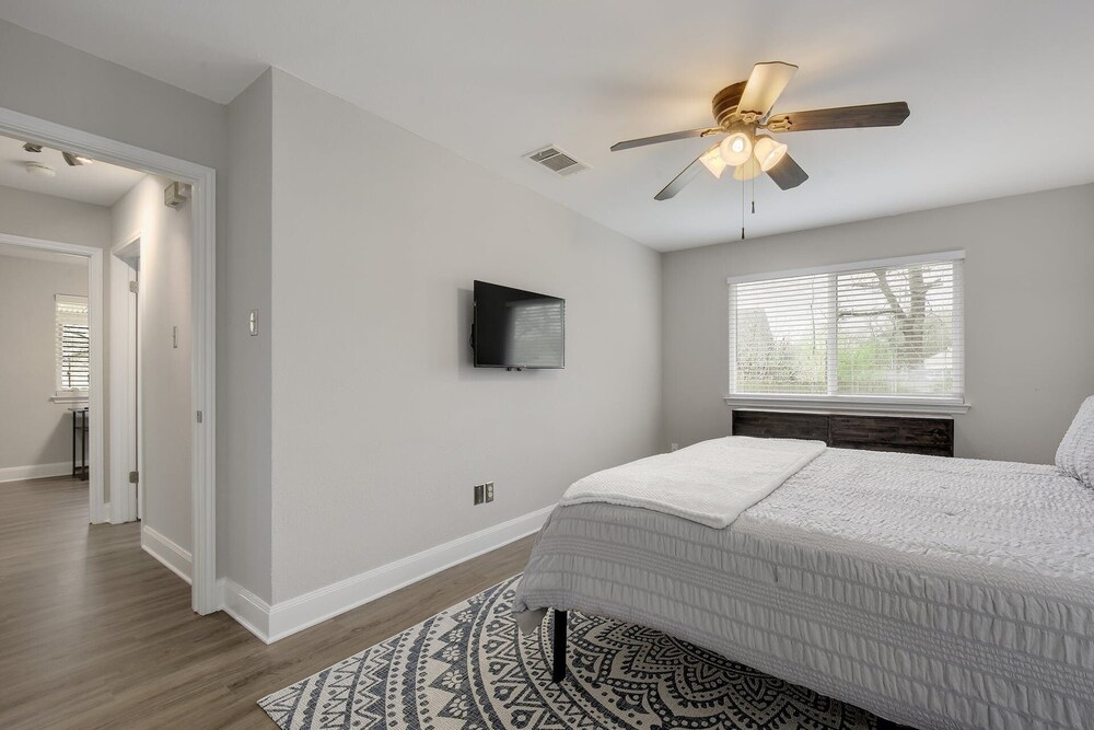 SE Austin 30+ Days 3BR/2BA -- Close to Downtown, Tesla, ABIA, COTA ...