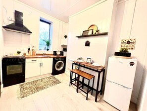 Apartamento | Cozinha privada | Um frigorífico, um micro-ondas, um forno, uma placa de cozinha 