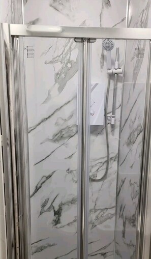 Apartamento | Casa de banho | Um polibã, um secador de cabelo, toalhas fornecidas 