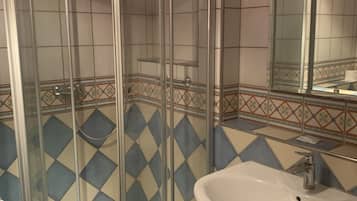 Quarto Duplo Standard | Casa de banho | Toalhas fornecidas