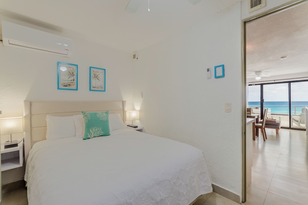 Villa Luna, Cancun Beachfront Apartment - Hotel Zone - Cancún