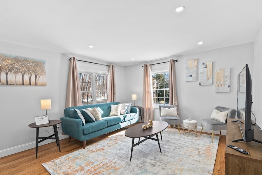 Stylish & Luxurious 3 Bdr Home With Play Station - Bristol, CT