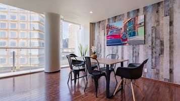 Apartamento, 3 quartos | Sala de jantar