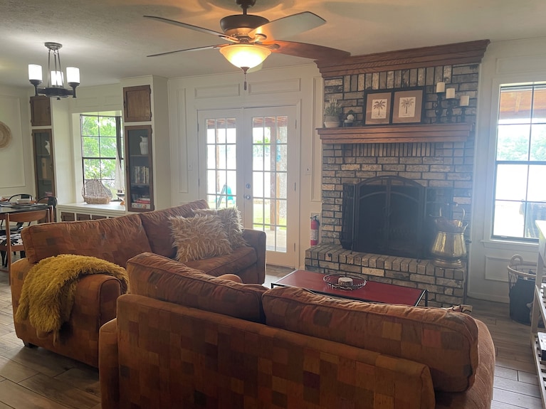Waterfront Escape! Enjoy Quiet, Privacy & Relaxation In This 3-bedroom Retreat! - Mount Pleasant, TX