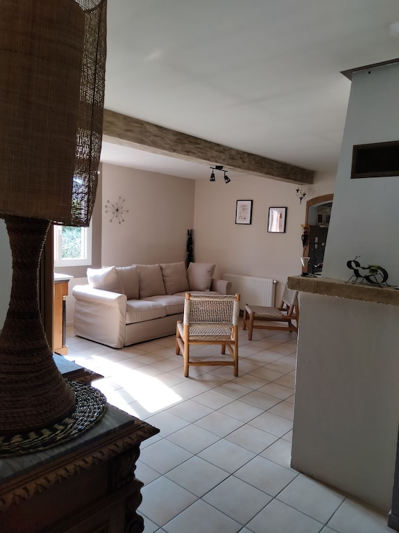 Au Milieu Des Vignobles, Près De Plusieurs Sites Classés Et Chemins De Randonnée - Apt