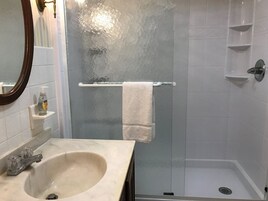 Quarto Individual Clássico | Casa de banho | Um polibã, um secador de cabelo, toalhas fornecidas, sabão 