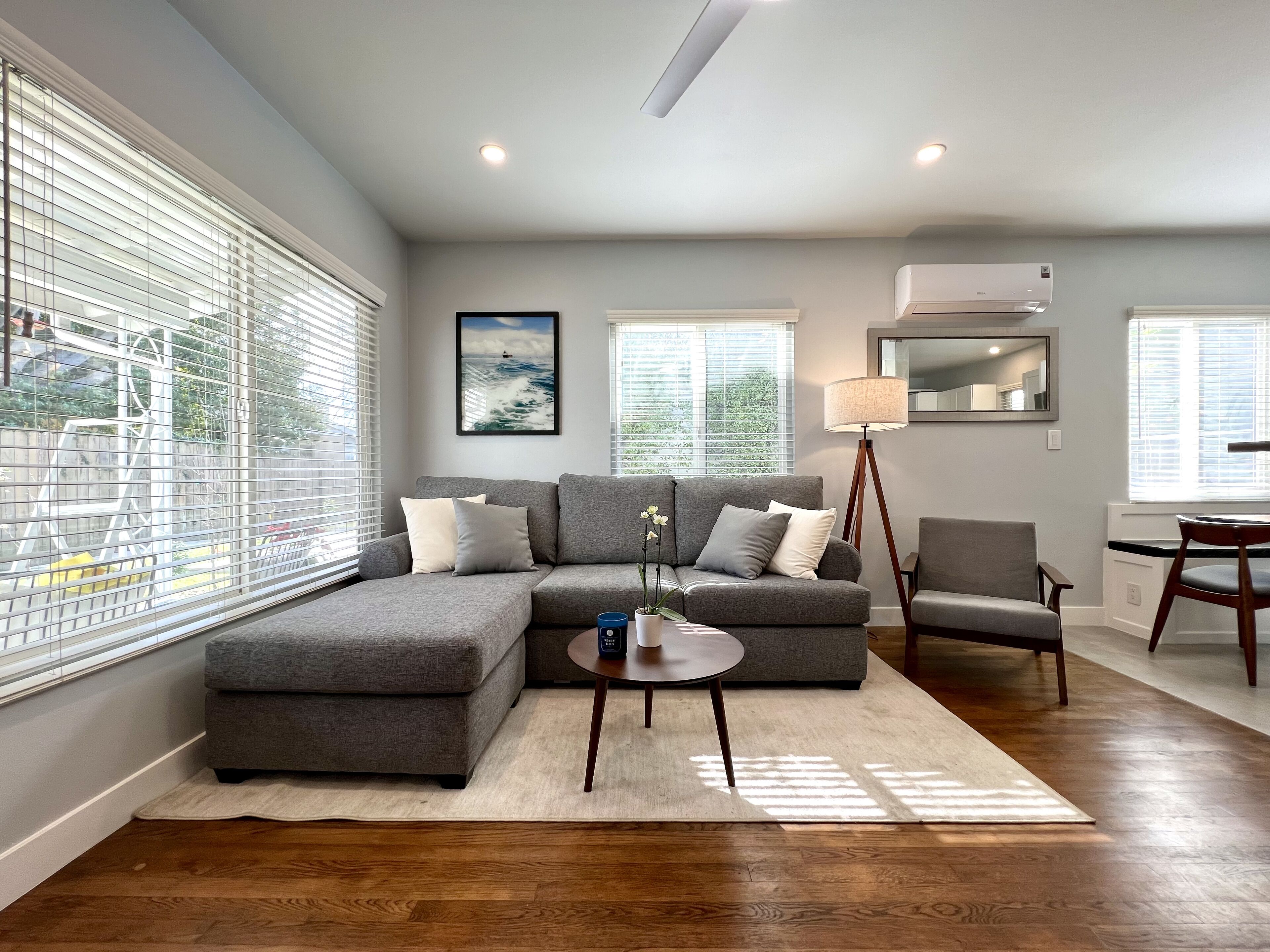 Dwell Art Gallery Home ~ Cozy Cottage Santa Monica - Santa Monica, CA