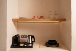 Suite with Private Jacuzzi | Café e/ou cafeteira