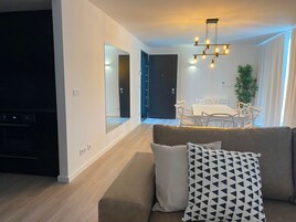 Apartamento Deluxe | Sala de estar | Smart TV de 36 polegadas com canais por cabo 