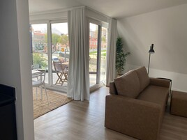 Apartamento Superior | Sala de estar | Smart TV de 36 polegadas com canais por cabo 