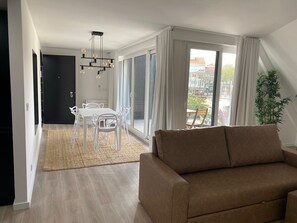 Apartamento Superior | Sala de estar | Smart TV de 36 polegadas com canais por cabo 