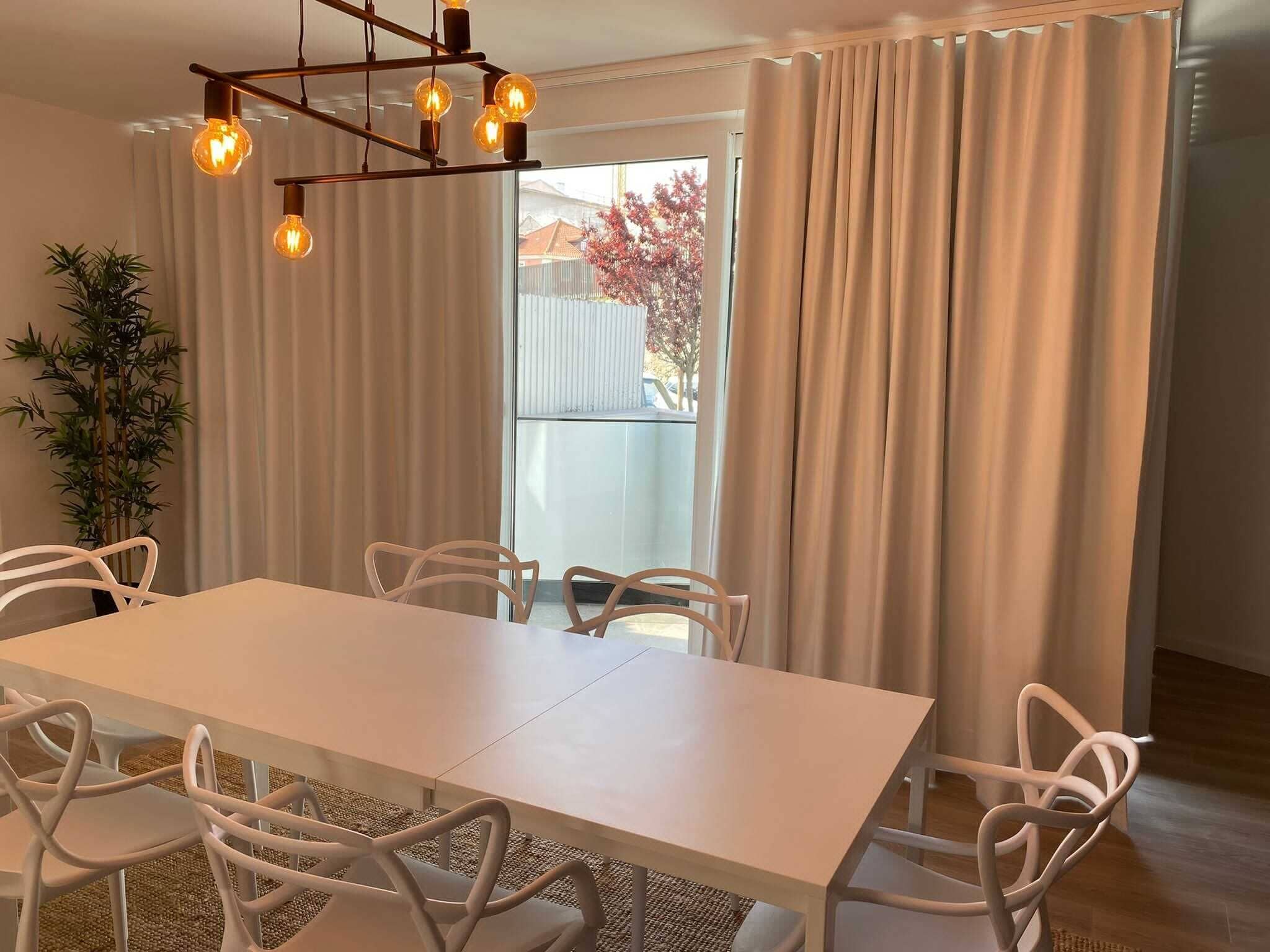 Apartamento Superior | Sala de estar | Smart TV de 36 polegadas com canais por cabo 