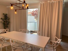 Apartamento Superior | Sala de estar | Smart TV de 36 polegadas com canais por cabo 