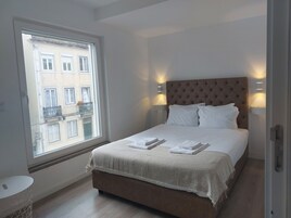Apartamento Superior | Cortinas/cortinados opacos, ferro/tábua de engomar 