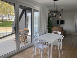 Apartamento Deluxe | Sala de estar | Smart TV de 36 polegadas com canais por cabo 