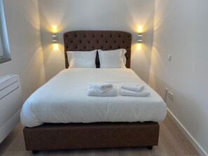 Apartamento Superior | Cortinas/cortinados opacos, ferro/tábua de engomar 