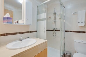 Apartamento premier | Banheiro | Banheira e chuveiro separados, chuveiro com efeito de chuva