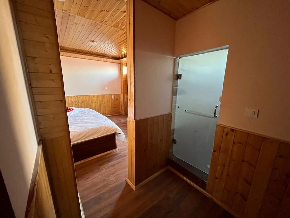 Mountain View Room | W King Sized Bed, Balcony, View, Food, T.v, - Theog
