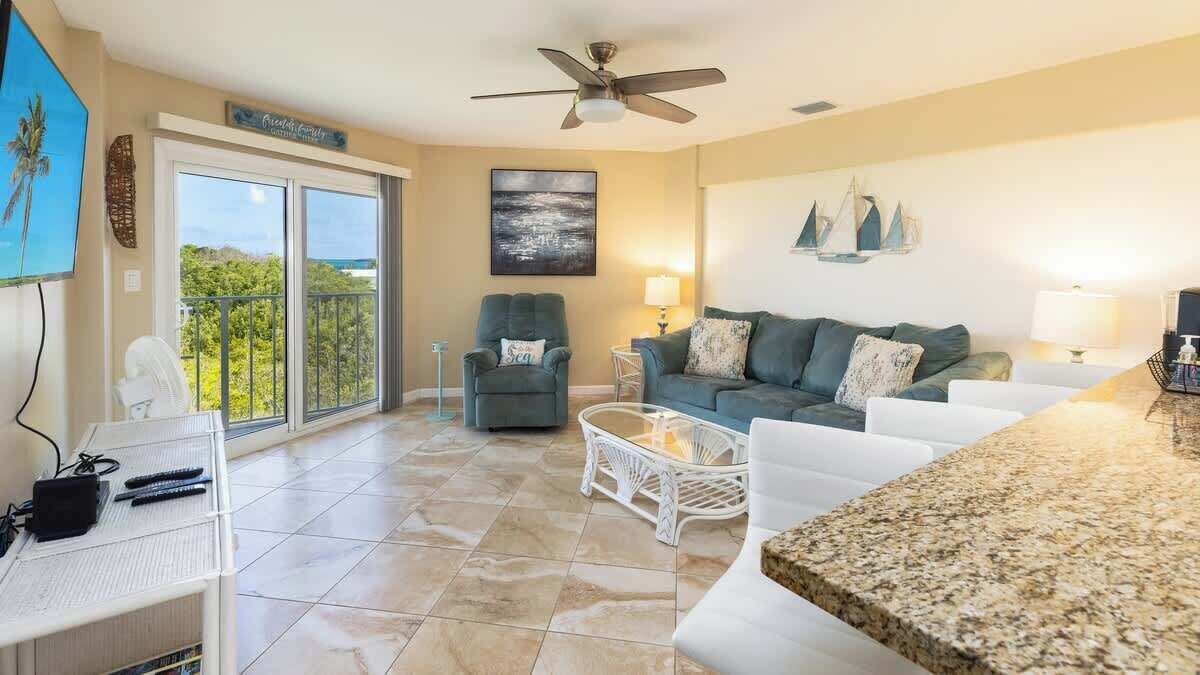 Crystalline Sea Views From Top Floor Suite - Tavernier, FL