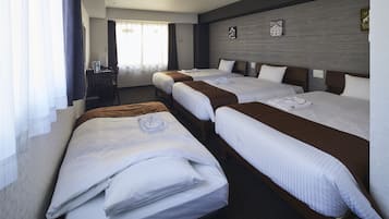 Quarto Quádruplo Básico | Secretária, Wi-fi grátis, roupa de cama fornecida