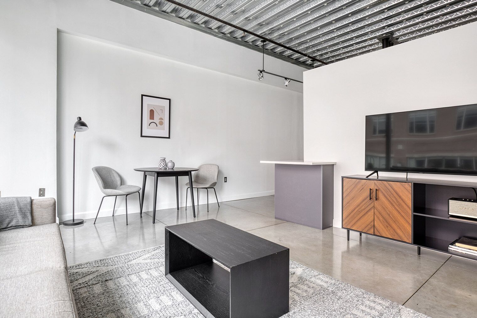 Sunny Central Square Jr 1br W/ W/d & Gym, Nr Central T, By Blueground - Revere, MA