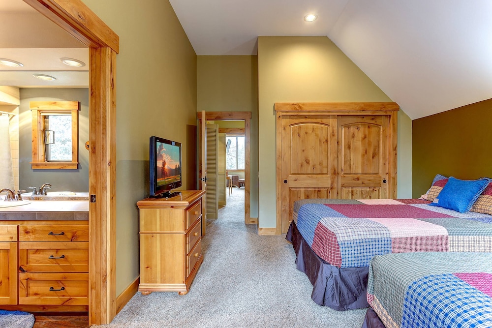 Incredible Sunriver Retreat, Pet Friendly, Next to Pool and Golf Course ...