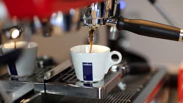 Máquina de café a servir expresso numa chávena.