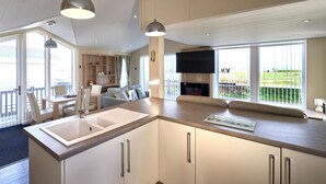 Casa (2 Bedrooms) | Cozinha privada | Micro-ondas, fogão, lava-louças, talheres/pratos/utensílios de cozinha