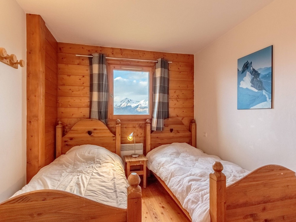 Ski-in/ski-out apartment, 4 bedrooms, 8 ppl, covered parking, WiFi ...