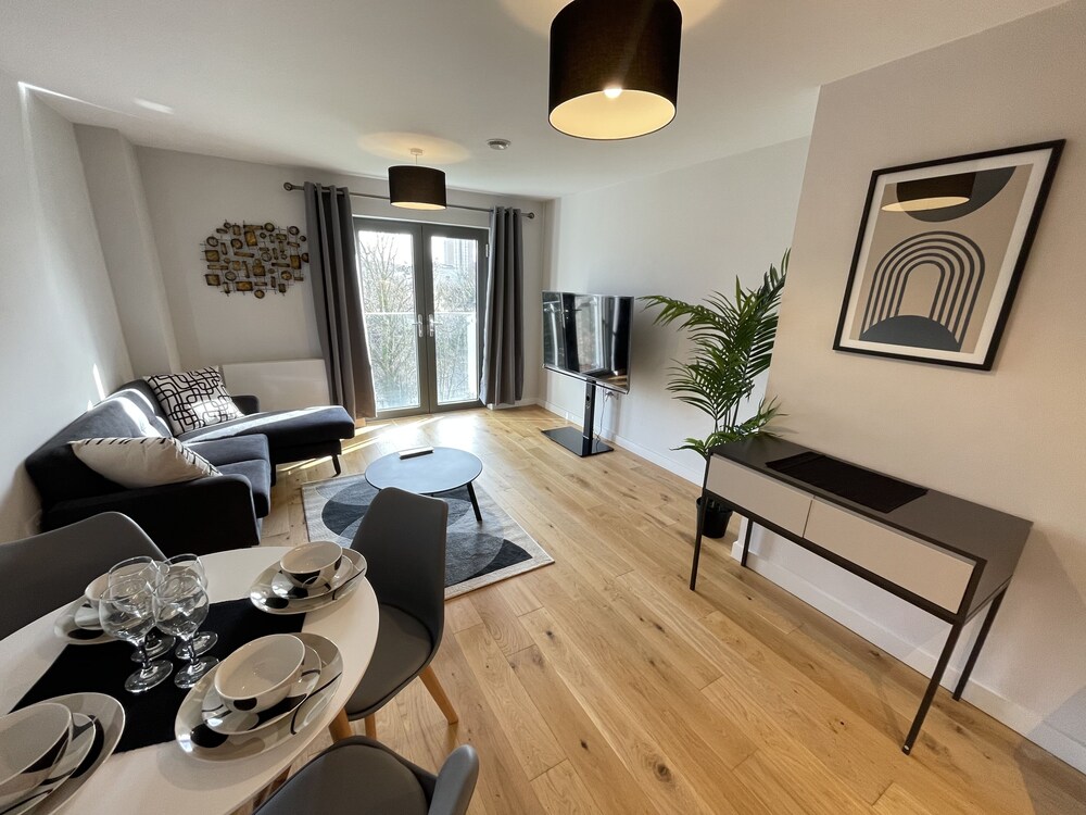 Stunning 2-bed Apartment in Bristol With Parking Reviews, Deals ...