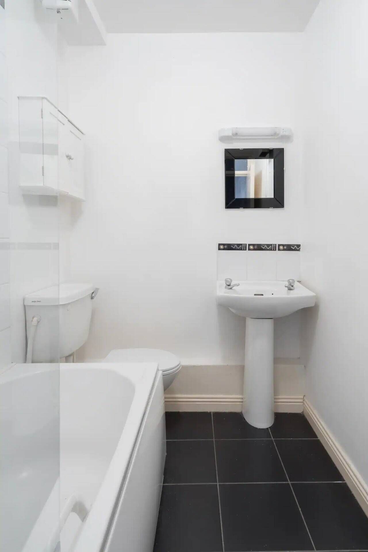 Apartamento Básico, várias camas | Casa de banho | Toalhas fornecidas, sabão, champô, papel higiénico 
