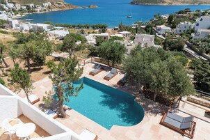 Piscina exterior sazonal, da(s) 11:00 à(s) 20:00, espreguiçadeiras 