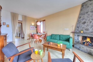 Apartamento família, vários quartos, ao lado da montanha (La Perla Bianca Lake View) | Área de estar | TV de tela plana 21 polegadas com canais a cabo