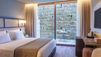 Classic Room with terrace | Minibar, cofre no quarto, secretária, cortinas/cortinados opacos