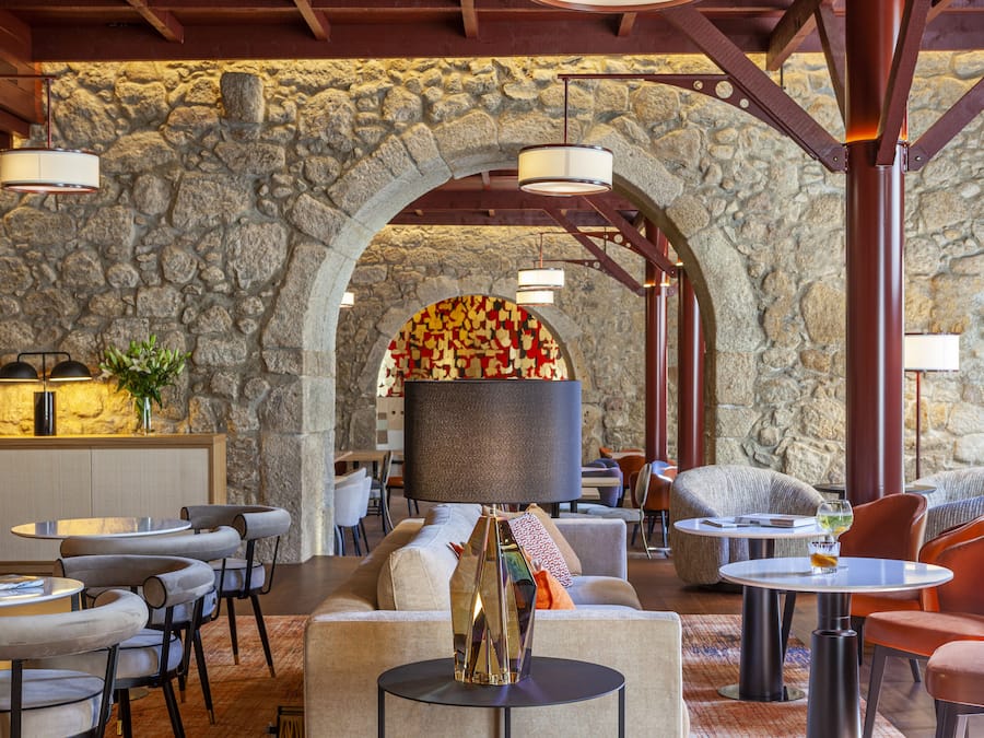 2 bares/lounges