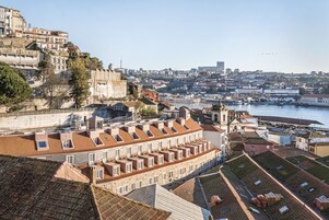 Pequeno-almoço continental diário mediante uma taxa