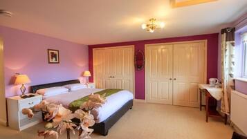 Camas de colchão viscoelástico, com mobília individualizada, secretária