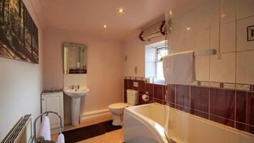 Um secador de cabelo, toalhas fornecidas