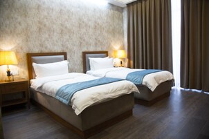 Quarto duplo standard | Roupas de cama premium, frigobar, cofres nos quartos