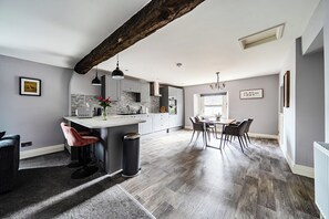 Um frigorífico, um micro-ondas, um forno, uma placa de cozinha 