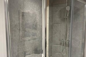 Um polibã, toalhas fornecidas 