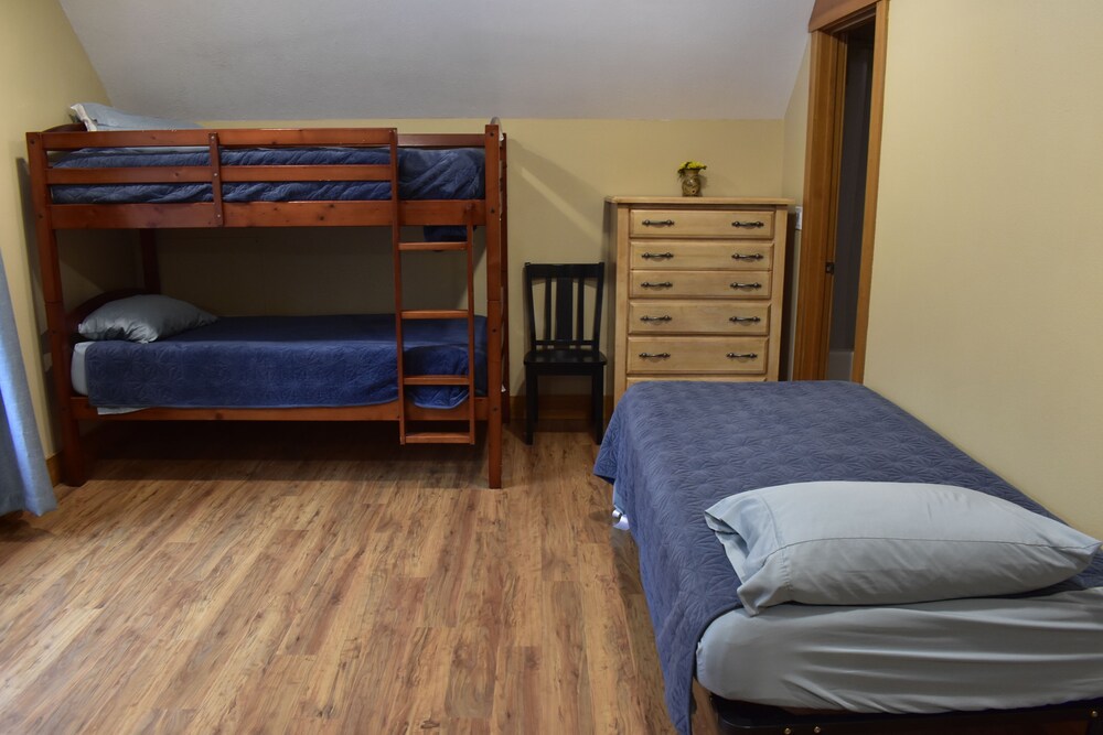 Quiet carriage house in the woods, full kitchen, garage - Bonner County ...