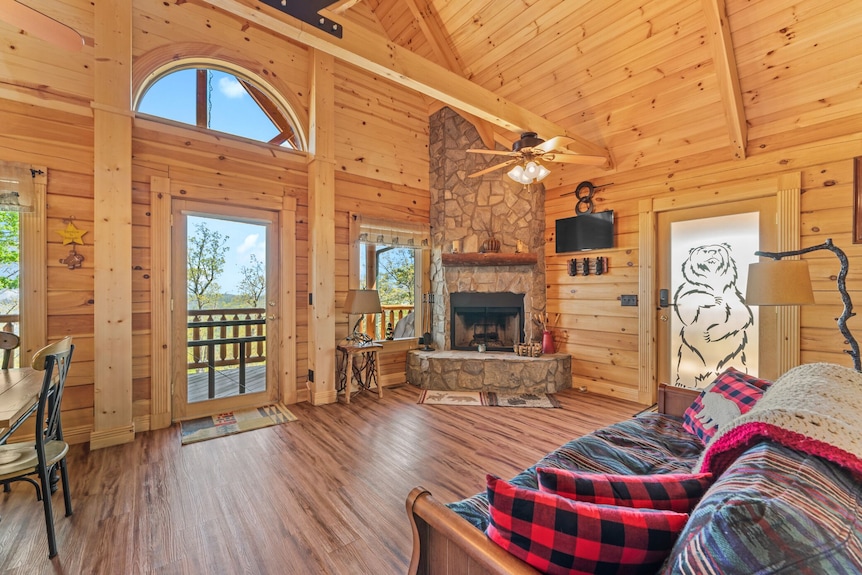 Morganton Mountain Retreat W/ Hot Tub - Morganton, NC