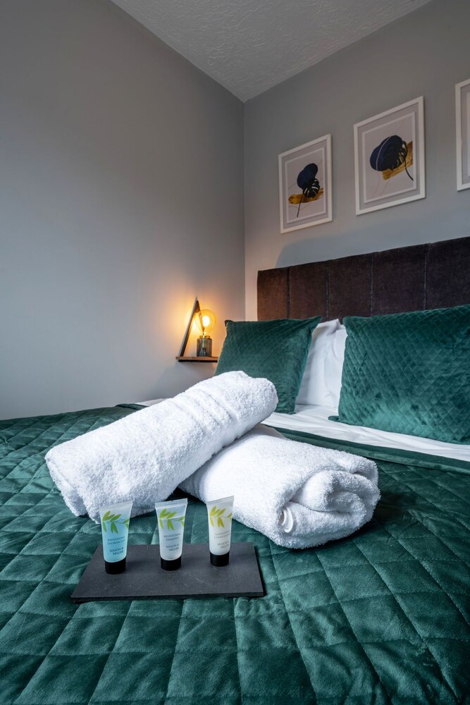 Contractors | Family home 𝙁𝙍𝙀𝙀 Netflix,𝙁𝙖𝙨𝙩 WiFi, near Dudley ...