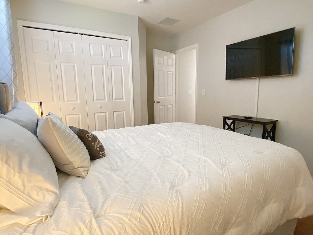 5BR Villa, Pool, 2 Disney Rooms,8 Miles to Disney, Gated Resort - Four ...
