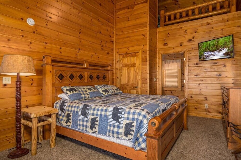 4BR, Views, Hot Tub, Sleeps 18. - Pigeon Forge | Vrbo